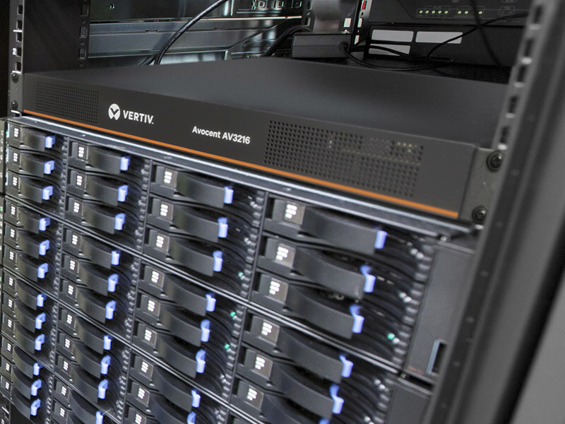 Choosing KVM Switch or Console Server | Vertiv Products